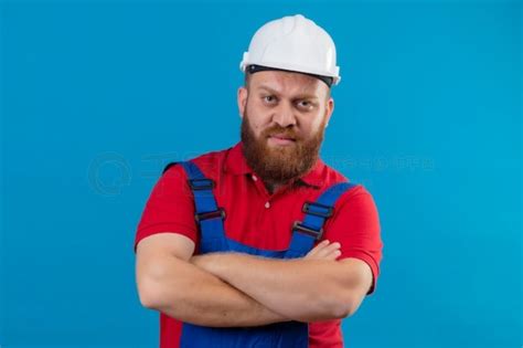 安全高清图片身穿建筑制服、头戴安全头盔、双臂交叉的年轻留胡子建筑工人很不高兴建筑城市免费下载格式编号52889022 千图网