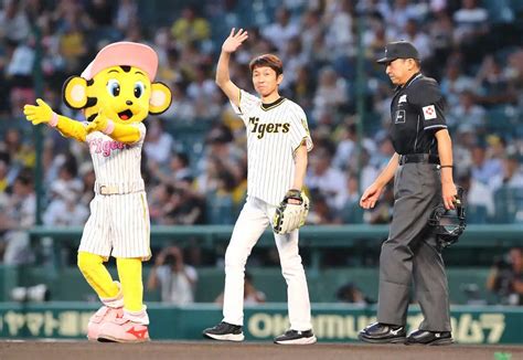 ＜神・巨＞ 始球式を行う騎手の武豊 （撮影・後藤 大輝） スポニチ Sponichi Annex 野球