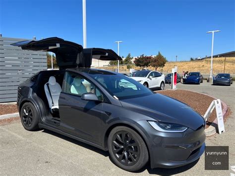 特斯拉怎麼玩線上遊戲？我可以在車上玩steam嗎？出門不用帶筆電，特斯拉就是你的個人網咖！沒想到有一天能在車上打steam遊戲 芸芸電車