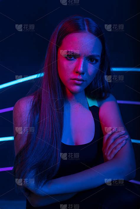 一个美丽迷人的运动苗条女孩的工作室肖像。