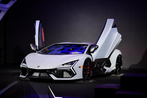 Lamborghini Revuelto ซูเปอร์คาร์มีแบตเตอรี่เสียบปลั๊กรักษ์โลก Pptvhd36