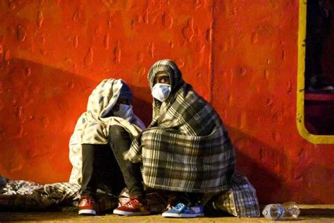 Dramma Migranti A Lampedusa Ci Sono 2400 Persone Per 400 Posti Molti
