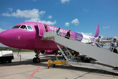 Un avion WizzAir cu destinația Cluj Napoca a aterizat de urgență
