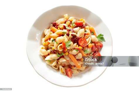 채식주의자 용 야채 파스타 파스타 껍질 토마토 아기 당근 파프리카 콩 달콤한 옥수수와 병아리콩 흰색 배경에 고립입니다 평면도 0