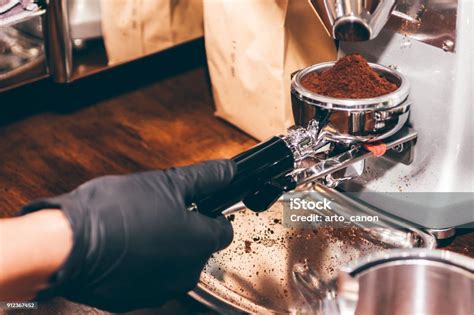 여성 바리 스타 카페에서 커피를 만들기 위한 커피 기계를 사용 하 여 기계류에 대한 스톡 사진 및 기타 이미지 기계류 따르기 레스토랑 Istock