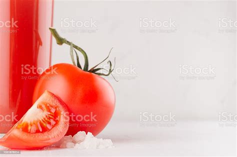 신선한 빨간 토마토 음료 그리고 달콤한 조각 밀 짚 소금 빛 부드러운 흰색 나무 테이블 복사 공간 근접 촬영에 육 토마토 0명에