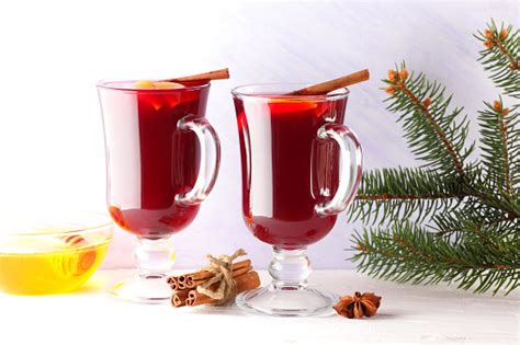 흰색 바탕에 Mulled 와인입니다 크리스마스 Mulled 와인 계 피 아니 스 꿀 와인 과일 꿀의 알콜 음료입니다 축제 음료
