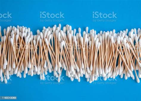 블루 시안 라일락 배경에 나무 면봉의 구성 둥근 프레임 프레임 플랫 레이 공간을 복사합니다 동향 컨셉은 자연적이고 친환경적이며