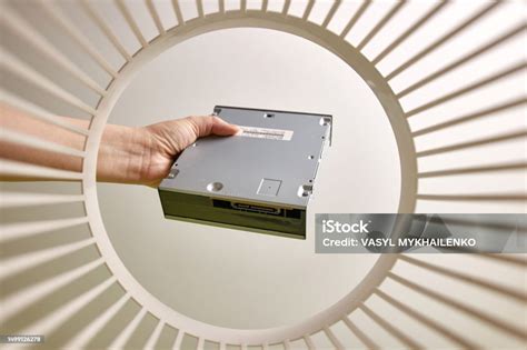고장난 Dvd 레코더는 폐기 및 재활용을 위해 쓰레기통에 버려집니다 아래에서 볼 수 있습니다 폐기물 처리 및 처리의 개념 개념에