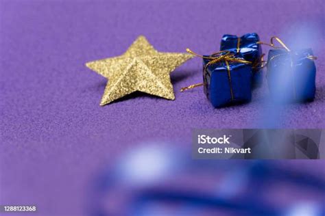 보라색 배경에 별과 작은 선물의 형태로 크리스마스 장난감 0명에 대한 스톡 사진 및 기타 이미지 0명 반짝이는 별 모양 Istock