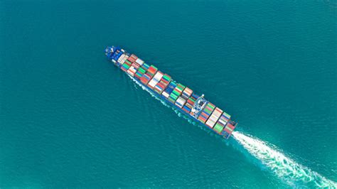 集裝箱船在進出口業務和物流用起重機將貨物運往港口水運國際鳥圖和頂視圖 照片檔及更多 全球性 照片 全球性 商務 城市 Istock