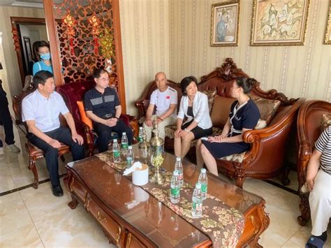 副市长李燕来鼓楼祝贺张雨霏荣获奥运冠军并亲切慰问冠军家人 澎湃号·政务 澎湃新闻 The Paper
