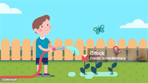 정원사 소년 나비와 울타리 와 여름 잔디에 정원 호스에서 식물을 급수 원예와 심기를 즐기는 어린이 웃는 아이 만화 캐릭터입니다