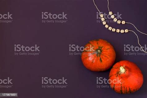 나무 편지에 해피 할로윈 텍스트 어두운 배경에 호박 평면 누워 대기 이미지 가을 엽서 10월에 대한 스톡 사진 및 기타 이미지