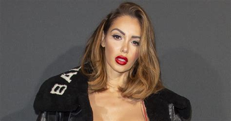 Nabilla Benattia Très Sexy Dévoile Un Peu De Sa Poitrine Dans Un