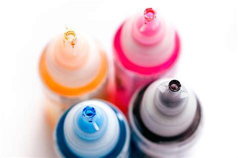 Cmyk 컬러 잉크가 있는 4개의 개방형 프린터 병 흰색 배경입니다 잉크젯 카트리지에 대한 스톡 사진 및 기타 이미지 잉크젯