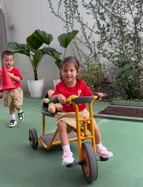 Hồ Ngọc Hà Hết Mực Tự Hào Về Con Gái Lisa Chưa đầy 3 Tuổi đã Tự Làm