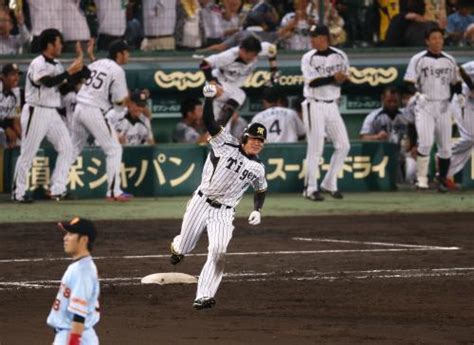 ＜神・巨＞12回2死、サヨナラ弾の福留はガッツポーズ ― スポニチ Sponichi Annex 野球