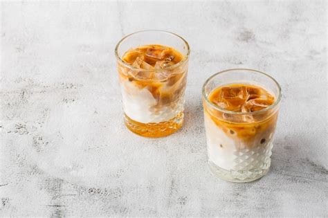 현실적인 콜드 브루 커피 광고 무료 벡터