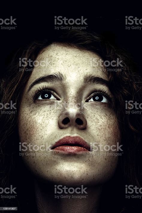 저해상 암호키 세로는 레드 Haired 억제하여 기미와 주근깨의 생성을 가진 여자 인물 사진에 대한 스톡 사진 및 기타 이미지 인물 사진 한 명의 여자만 위를 보기