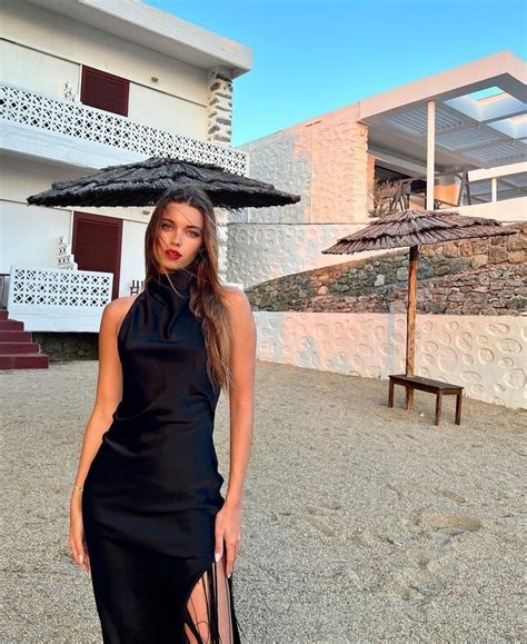 Afra Saraçoğlu ndan yeni poz Magazin