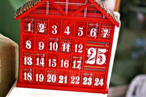 14 Ways To Decorate Your Kitchen For Christmas • Picky Stitch