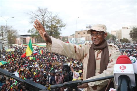 Choguel Kokalla Maïga au monument de lIndépendance Dans une