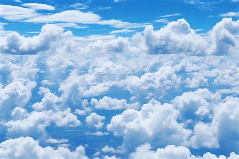 小さな雲の青い空の背景 雲の景色の空中眺め プレミアム写真