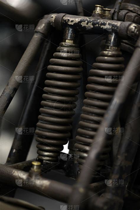 摩托车 吊桥 减震器 螺旋弹簧 垂直画幅 上下跳动 古老的 古典式 金属 螺线