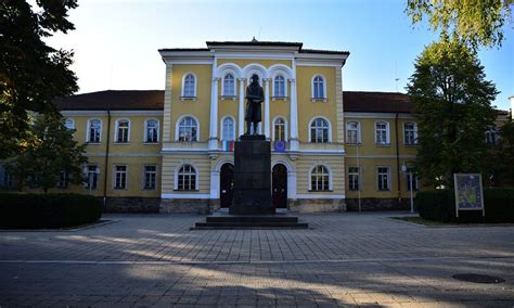 Президентът удостои Национална Априловска гимназия с отличие Gabrovo News