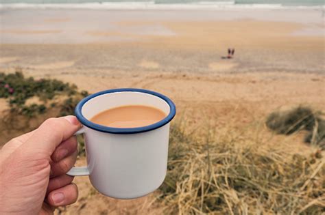 코니시 해안 뉴퀘이 콘월에서 차 한 잔으로 가득 찬 주석 컵을 들고 손의 Pov 0명에 대한 스톡 사진 및 기타 이미지 0명 6월 뉴키 Istock