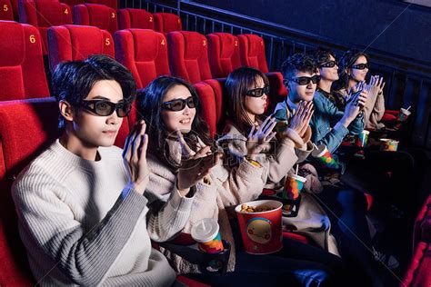 年轻人在影院看电影鼓掌摄影图66074405图片素材免费下载 编号923913 潮点视频