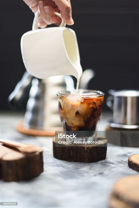 코코넛 밀크 베트남 스타일로 블랙 아이스 커피를 만들기 어두운 배경에 얼음에 커피를 붓는 여자 손 연유에 대한 스톡 사진 및 기타 이미지 Istock