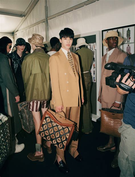 許魏洲超威！成fendi Peekaboo代言人 皮衣配大包帥慘 Et Fashion Ettoday新聞雲