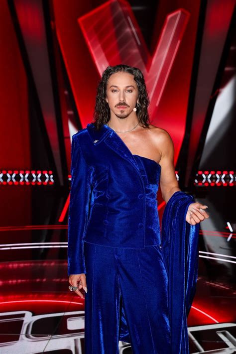 Michał Szpak w welurze i nogi do nieba Pauliny Chylewskiej Stylizacje z The Voice of Poland