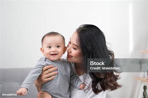 집에서 행복 한 가족입니다 어머니 편안한 주말 아침에 거실에 아기 딸을 잡고 가족에 대한 스톡 사진 및 기타 이미지 가족 가족과 함께 집에 건강한 생활방식 Istock