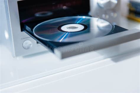 Lector De Cd Con La Bandeja Y El Disco Abiertos Dentro Imagen De
