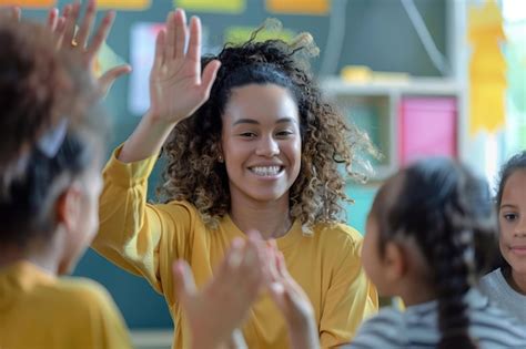 Uma professora de escola primária feliz dando um high five ao seu