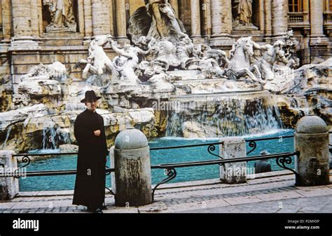 Español Óscar Romero en la Fontana di Trevi en Roma 1977 Arzobispado de San Salvador 77
