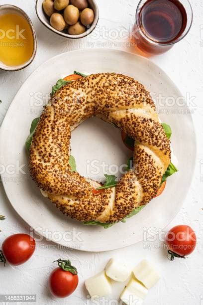 베이글 Simit 아침 식사 양상추 토마토 올리브 및 치즈터키 홍차 한 잔과 터키 홍차 한 잔 흰색 돌 테이블 배경 평면도 평면