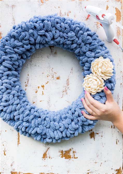 Diy Yarn Loop Wreath With Bernat Blanket Ez Sewrella