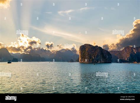 Baie D Halong Vietnam Avec Collines Calcaires Et Ciel De Coucher De Soleil Paysage De La Baie