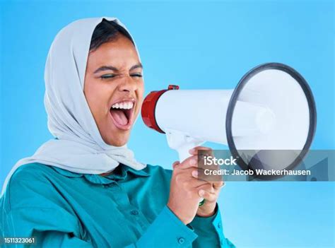 젊은 여성 이슬람교도 확성기는 시위 인권 파란색 배경으로 비명을 지르기 위해 스튜디오에 있다 소녀 이슬람교 확성기 연설 정의 자유 선교 권력 정치에 대한 투표 종교에 대한