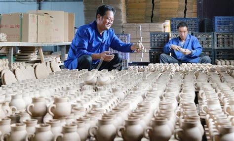甘肃陇南非遗土陶助农增收 人民图片网