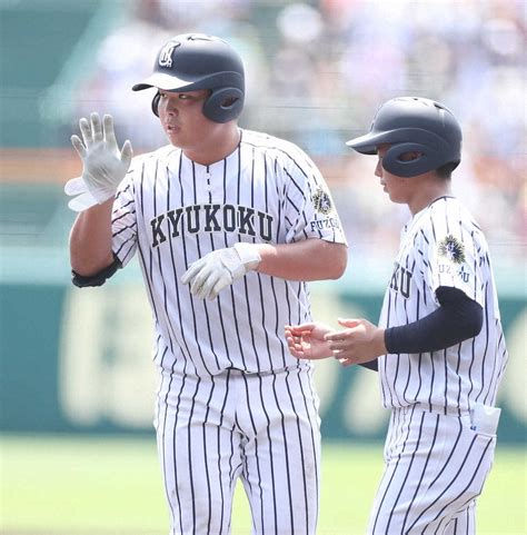 ＜高松商・九州国際大付＞2回1死、中前打を放った九州国際大付・佐倉（左）（撮影・坂田 高浩） ― スポニチ Sponichi Annex 野球