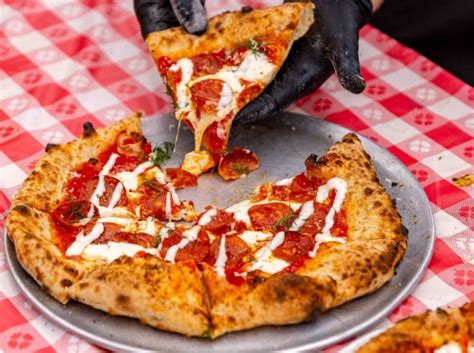 Вернулась легендарная пицца за доллар вечеринка Slice Out Hunger в Нью