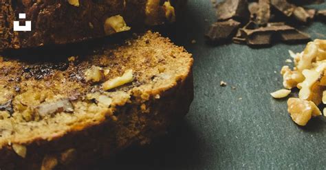 초콜릿 근처의 슬라이스 케이크 사진 Unsplash의 무료 바나나 이미지