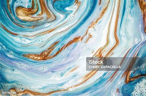 초록 바다예술입니다 자연 한 럭셔리 스타일 통합 대리석의 소용돌이 또는 옥수의 물결 금 가루의 추가 함께 매우 아름 다운 파란색 페인트 수채화 배경에 대한 스톡 사진 및