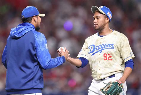 ＜中・広島＞来日初勝利を挙げたメヒア（左）にウイニングボールを渡すr・マルティネス（撮影・椎名 航） ― スポニチ Sponichi Annex 野球