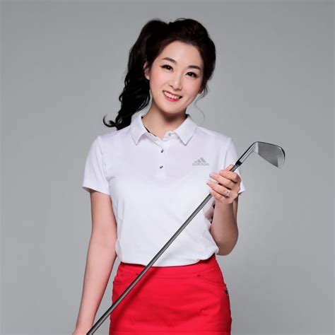 아이언을 스윙할 때 뒤에서의 움직임을 보면 스윙을 하는 동안 머리는 계속 고정되고 백스윙 시 힙은 제자리에서 회전합니다 이때